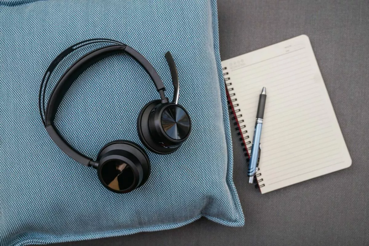 Plantronics HP Poly Voyager Focus 2 UC Stereo Headset ANC with BT700 ...
